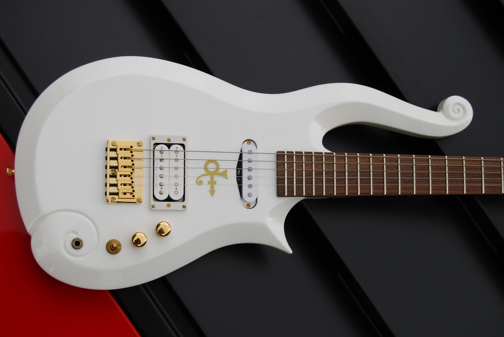 Cloud Guitar Central: White Symbol Guitar Debate?