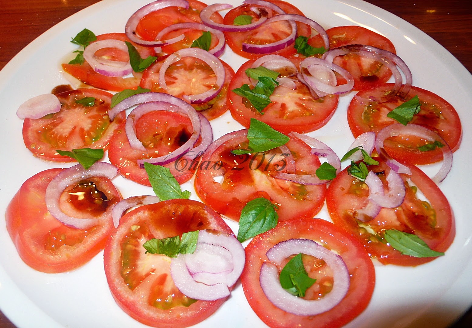 LA COCINA DE CHAO: Ensalada de tomates y cebollas al aroma de albahaca.