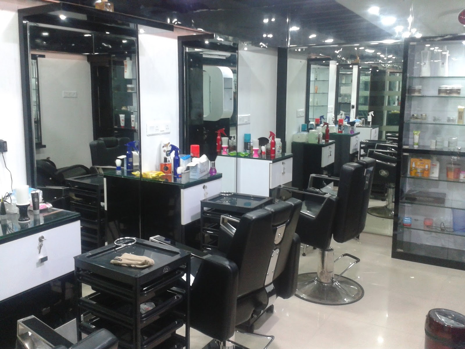 Frames Interior Design For Gents Beauty Parlor At Little Mount Chennai