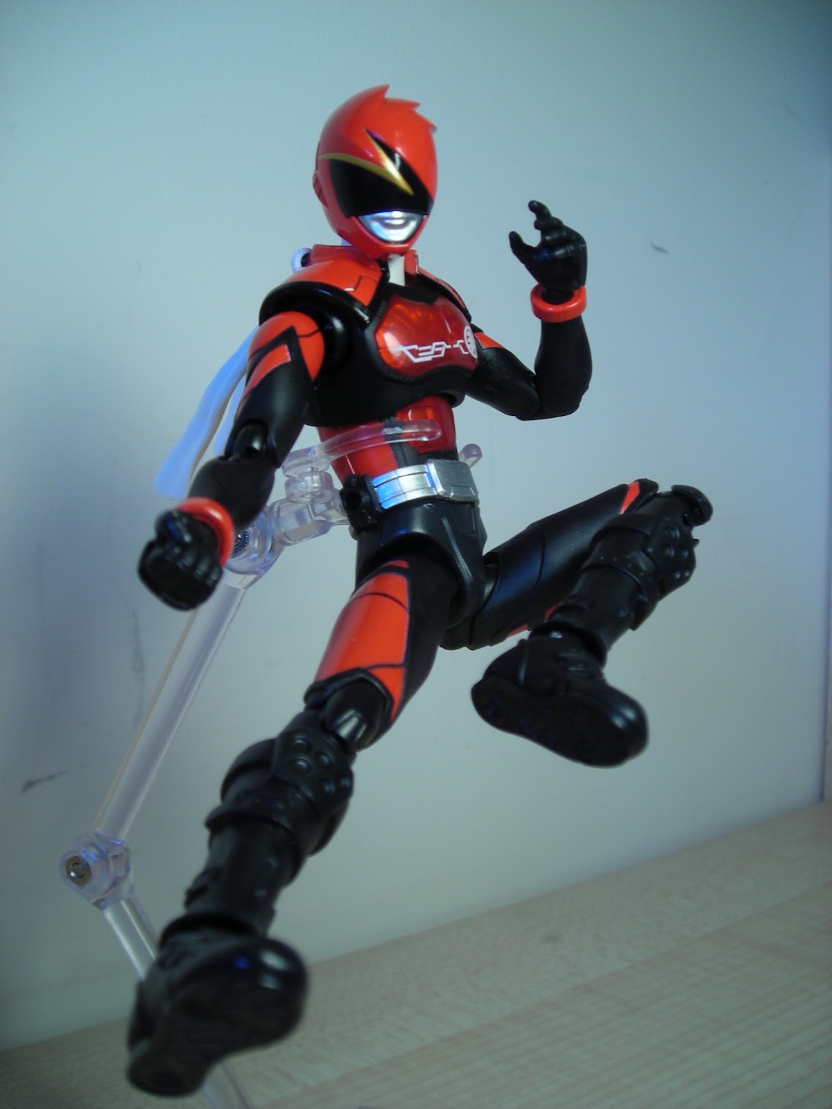 My Shiny Toy Robots: Toybox REVIEW: S.H. Figuarts Akiba Red