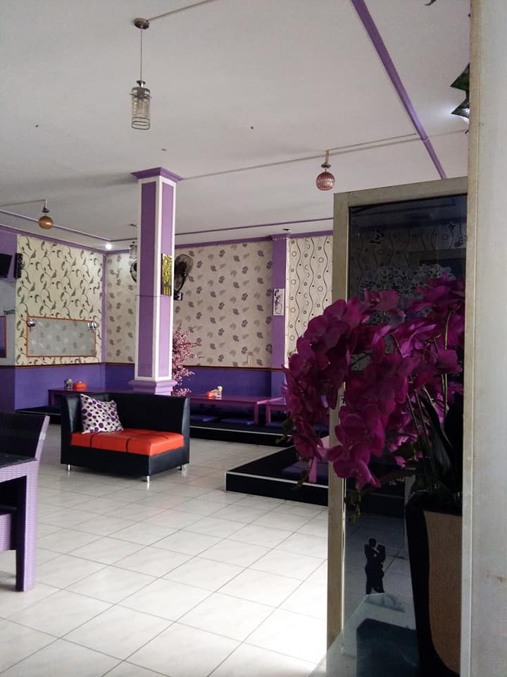 Kedai Ungu yang Serba Ungu