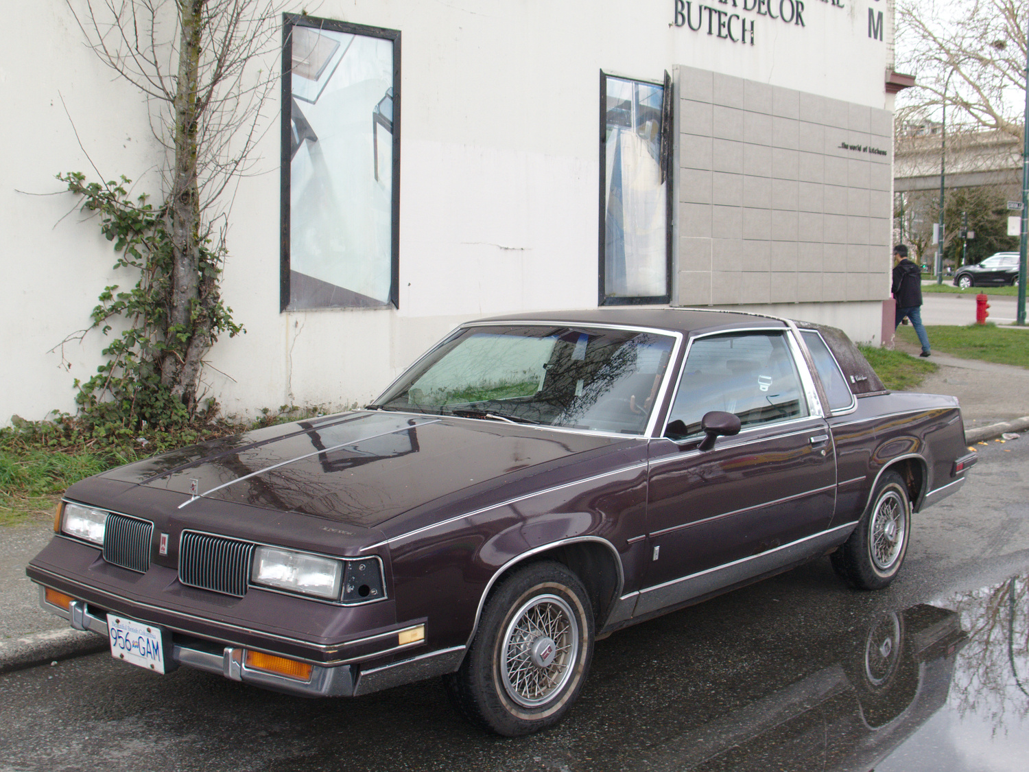 Old Parked Cars Vancouver: 1987 Oldsmobile Cutlass Supreme