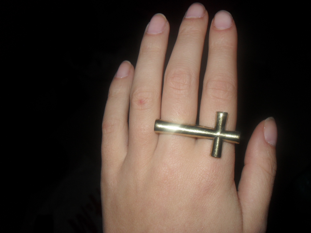 i Am Tessa: New in | Two finger cross ring and eyepencil