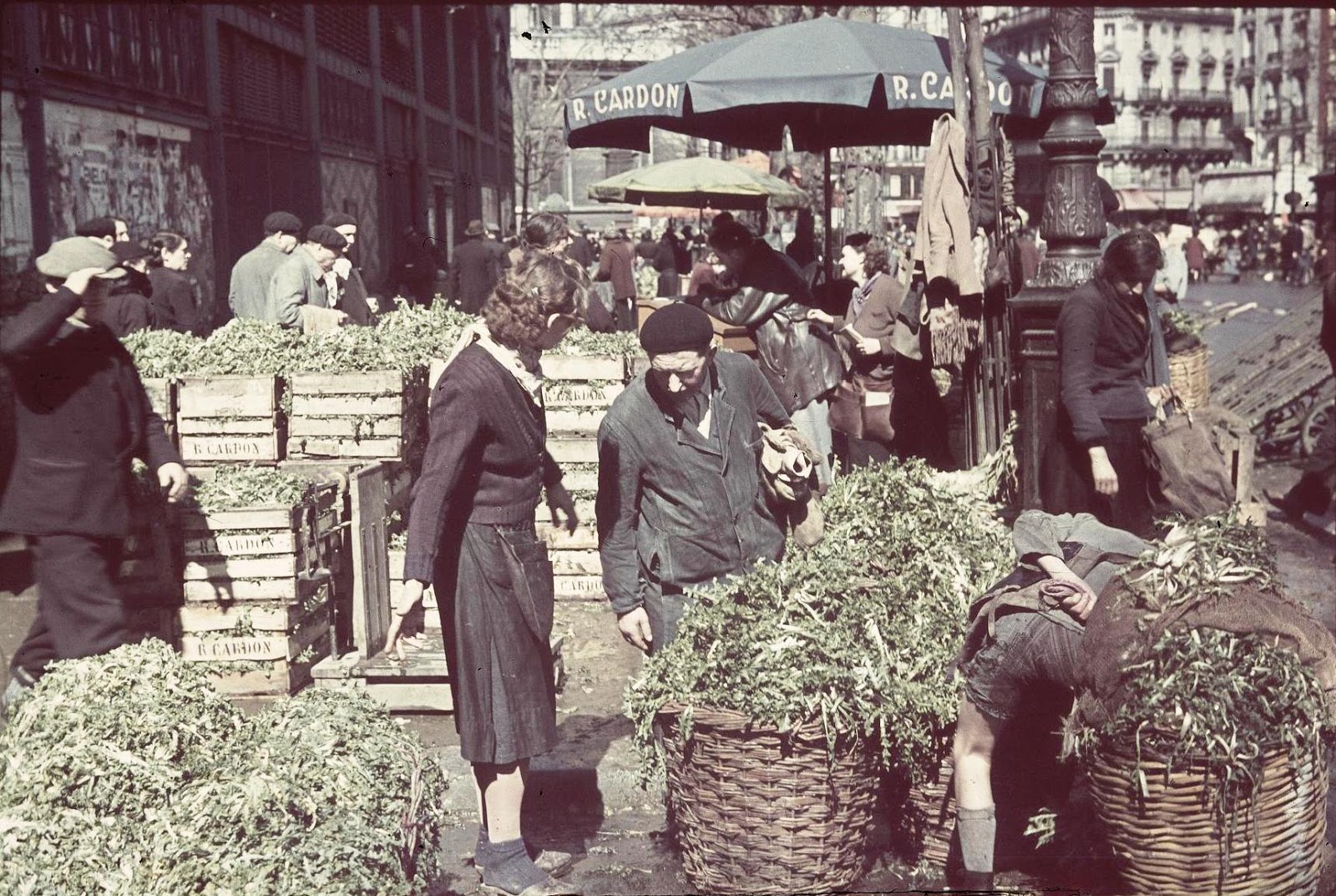 40 Amazing Color Photographs That Capture Street Scenes of Paris Under ...