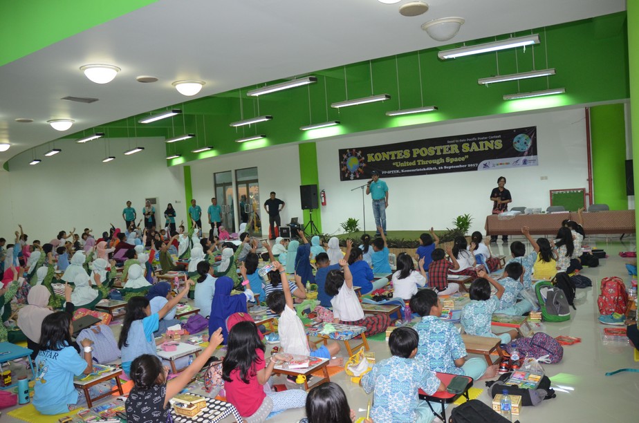 ANTUSIAS PESERTA KOMPETISI POSTER SAINS 2017 - Pusat Peragaan Iptek