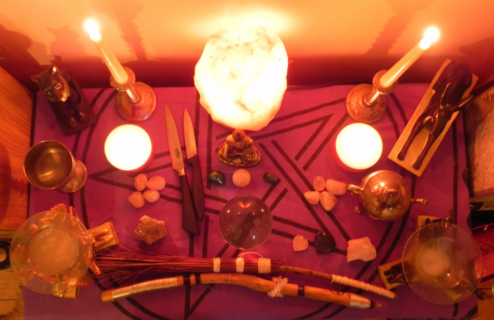 The Wiccan Altar - pendencrystals
