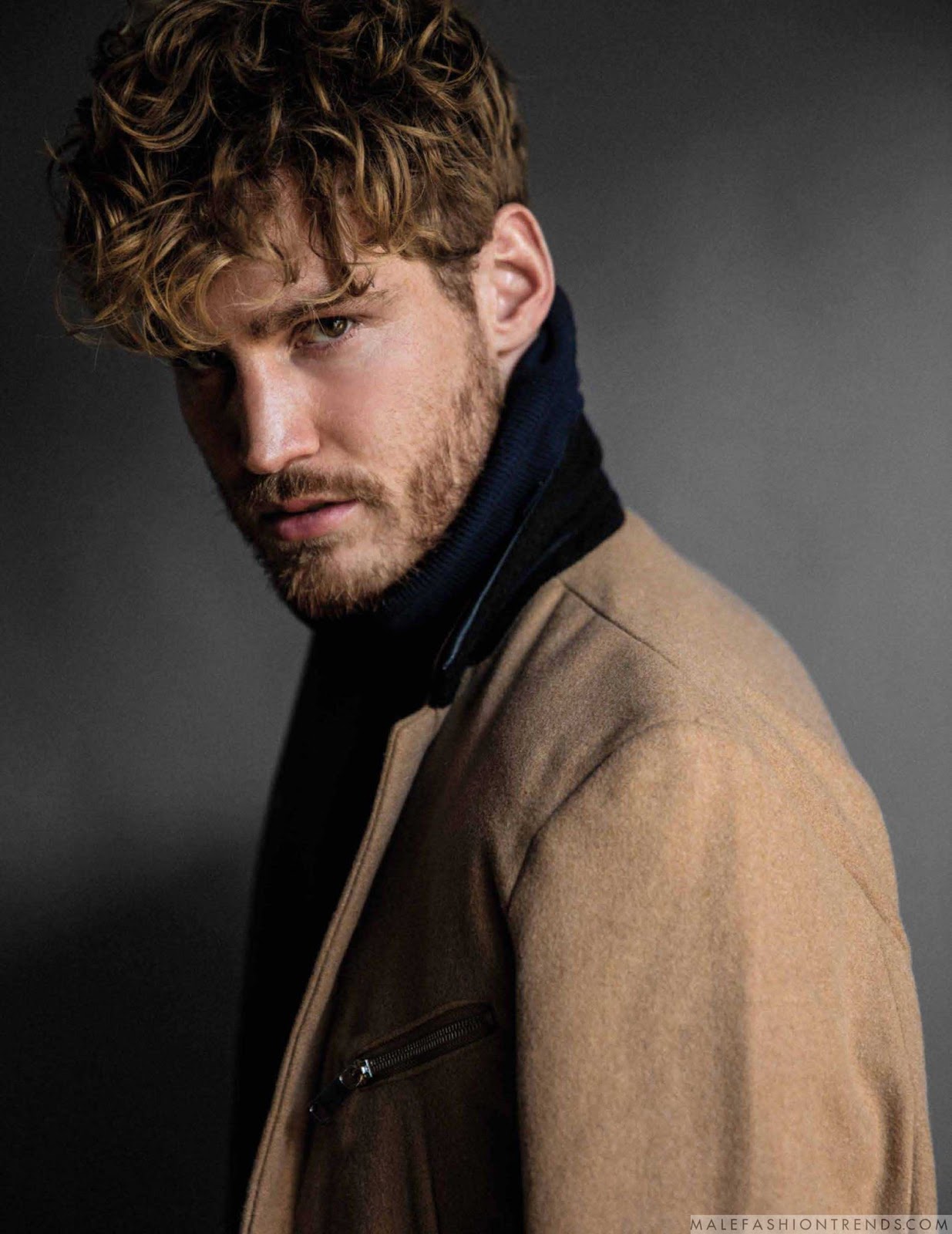 Bart van Maanen viste confortables looks de invierno para DAMAN Magazine