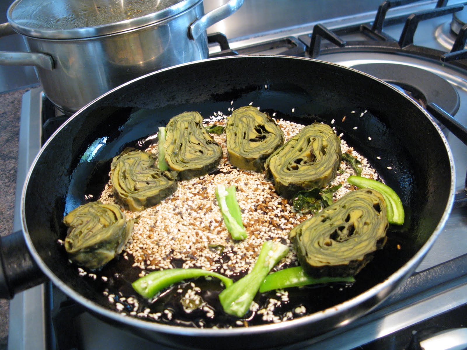 Chachi's Kitchen: Arvi ja pan ja bhajia / Patra / Stuffed Colocasia Leaves