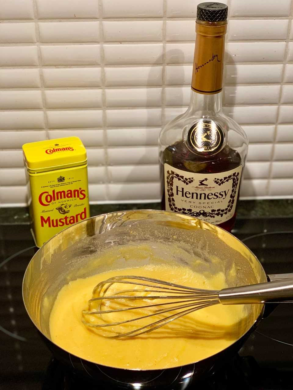 Lentävät sardiinit: Itse tehty konjakkisinappi, joulupöytämme must