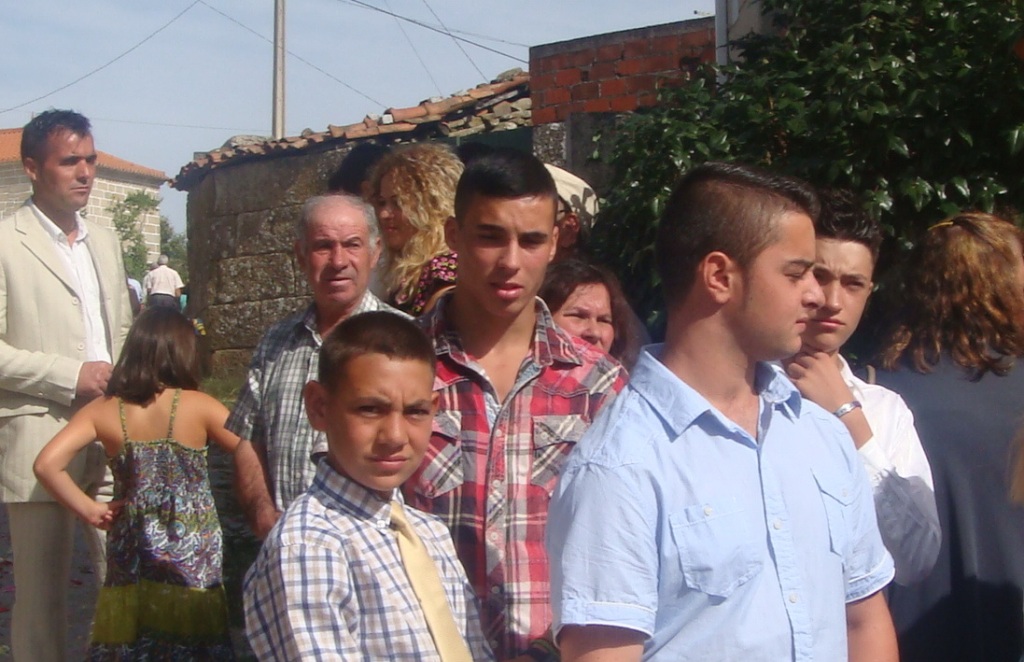 TRAVANCAS DA RAIA: Bispo crisma jovens da raia