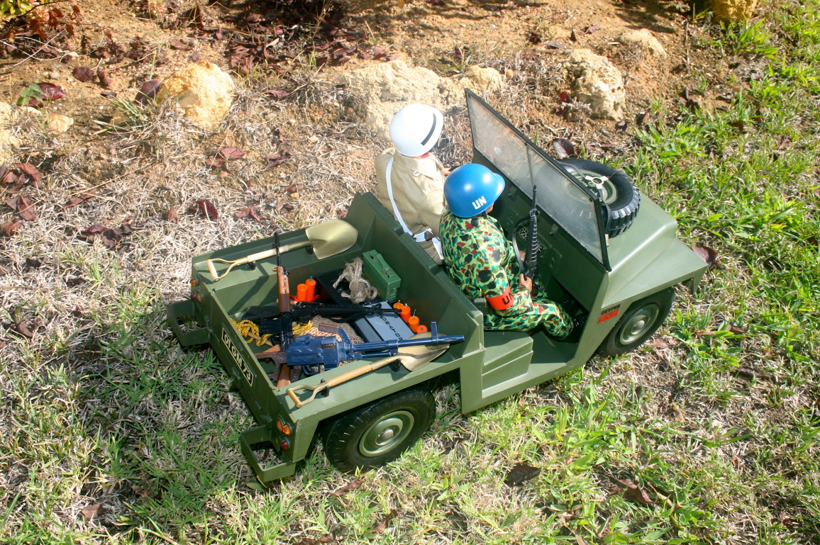 EL DRAGON DORADO: JEEP GEYPERMAN ORIGINAL CON POLICIA MILITAR Y SOLDADO ...