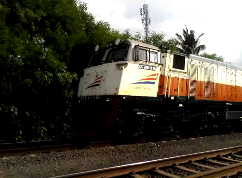 Railfans Indonesia: Pesona Lokomotif CC206 Feat Kereta Api Tegal ...