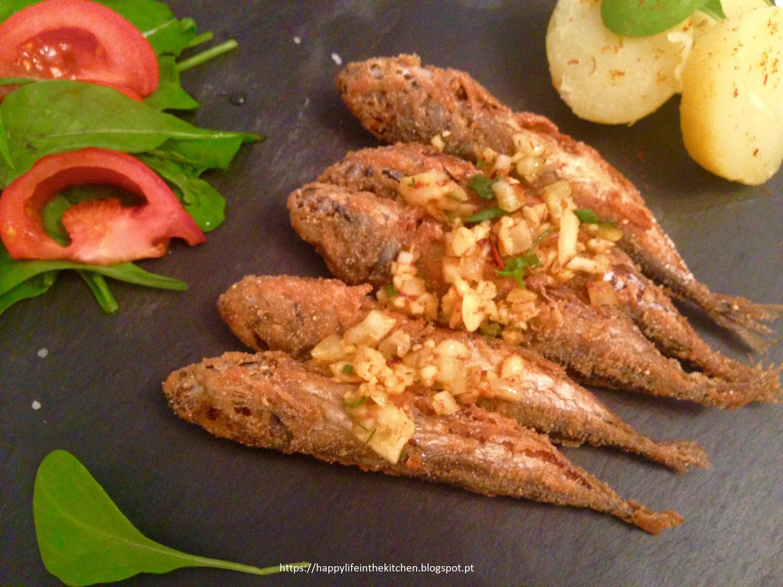 Chicharros Fritos com Molho Cru...Tradição à mesa!