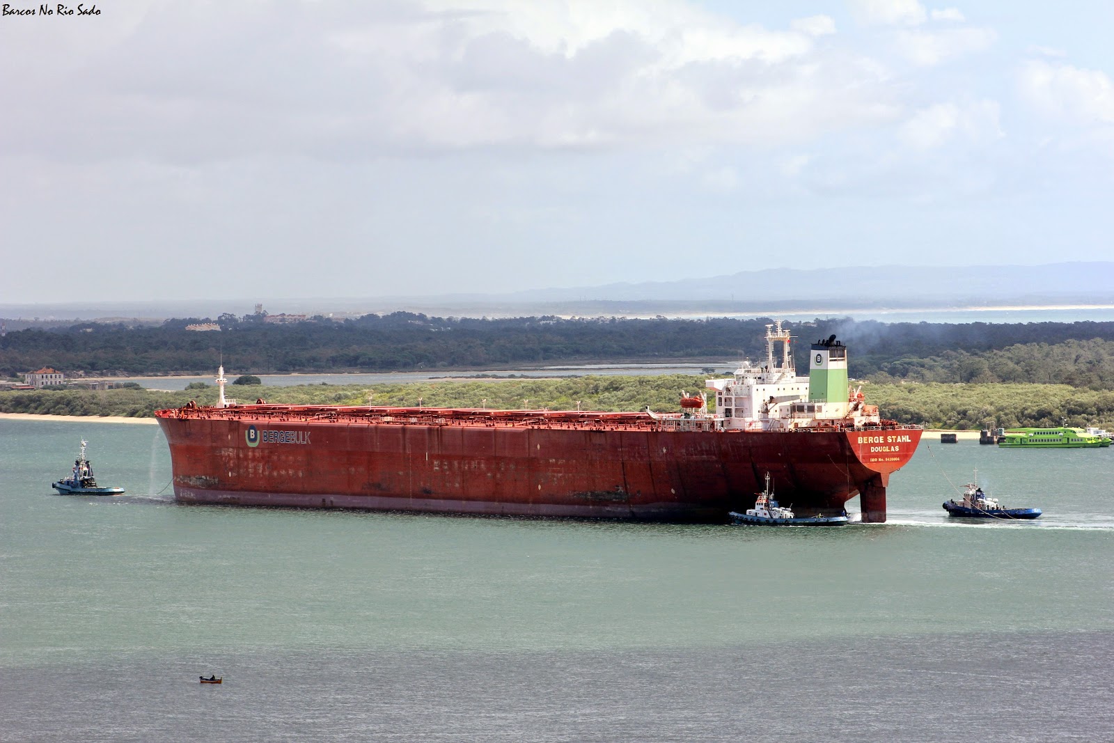 Barcos No Rio Sado: Berge Stahl, um gigante no Sado. Barcos No Rio Sado: Berge Stahl, um gigante no Sado.