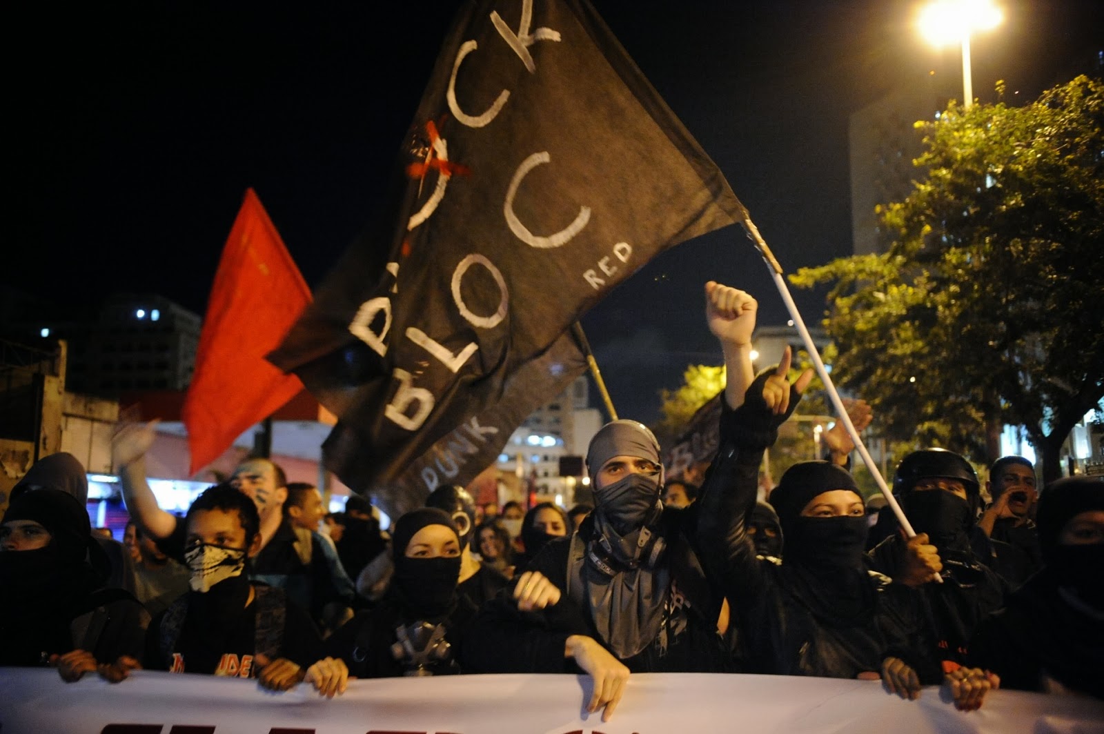 TAMBOR DOS BOTOCUDOS: Black bloc - desvendando um enigma
