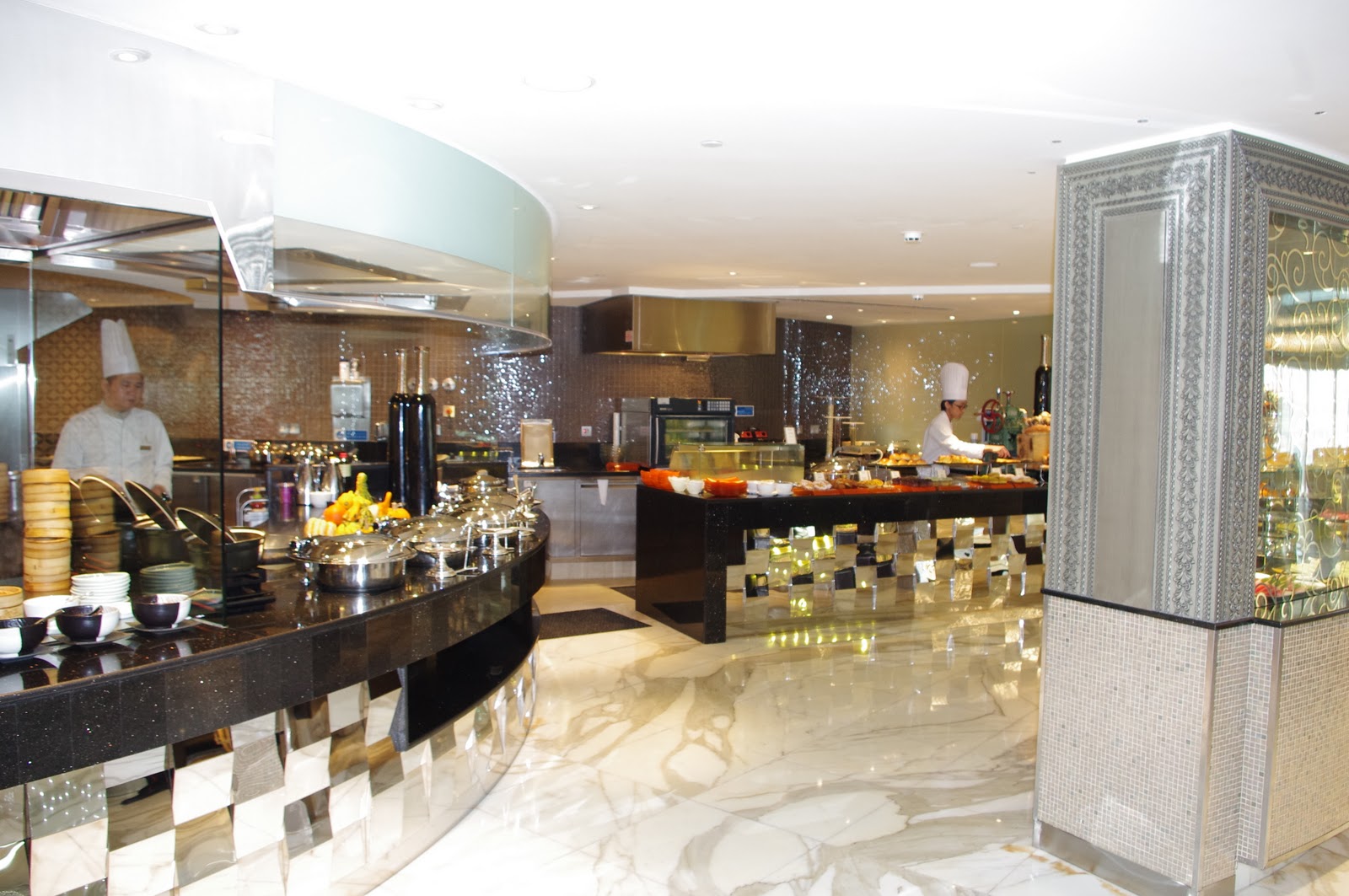 VARSINAINEN SEKAMETELISOPPA: RAVINTOLA JUNSUI (HOTELLI BURJ AL ARAB, DUBAI)