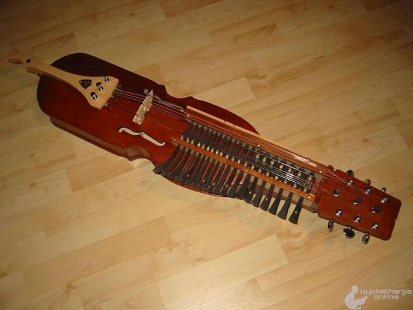 Montaña junto a canal instrumentos musicales de suecia Chaleco Cantidad ...