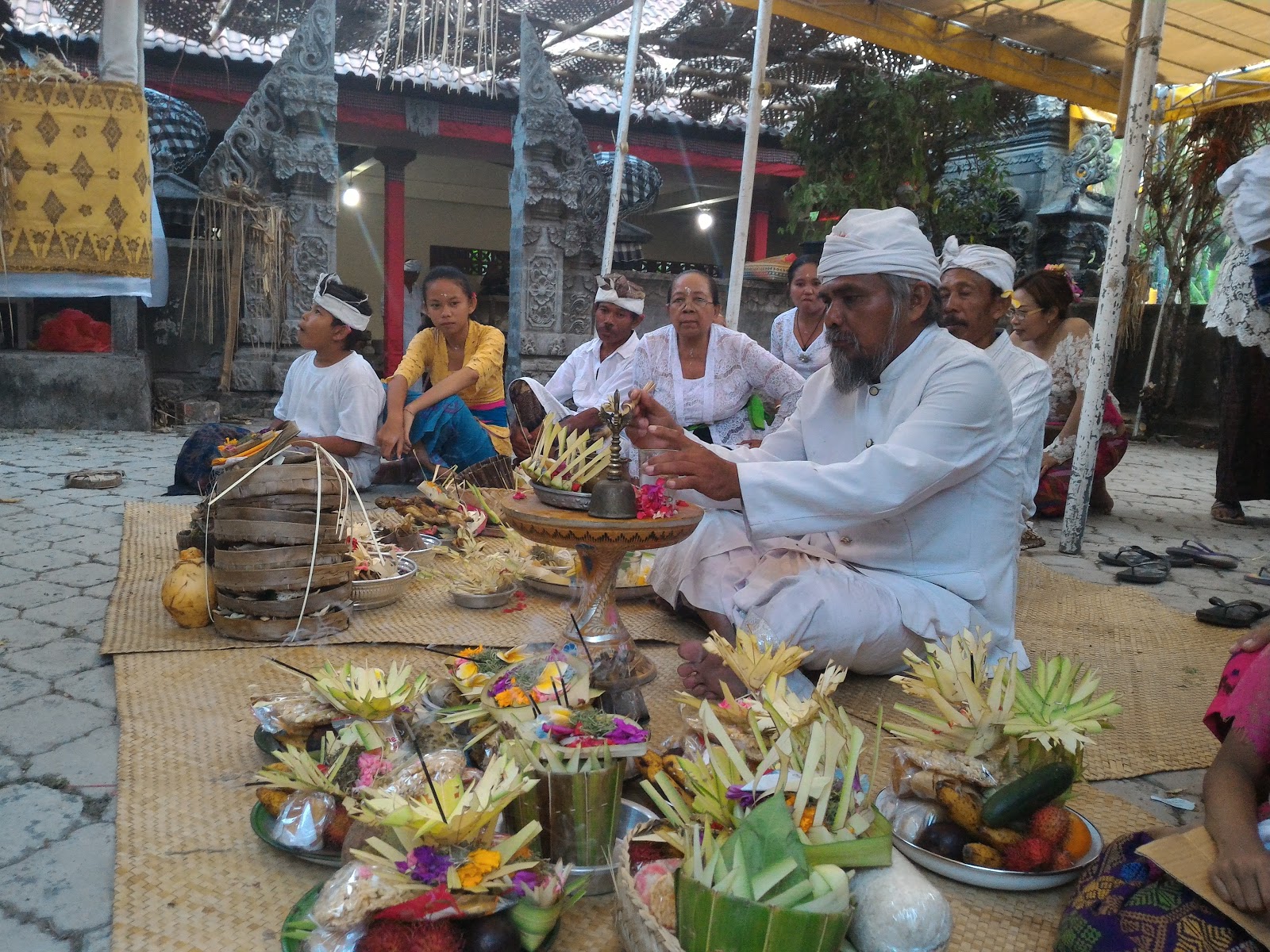 HINDU DI BALI: Banten sebagai simbul Upacara dalam Agama Hindu