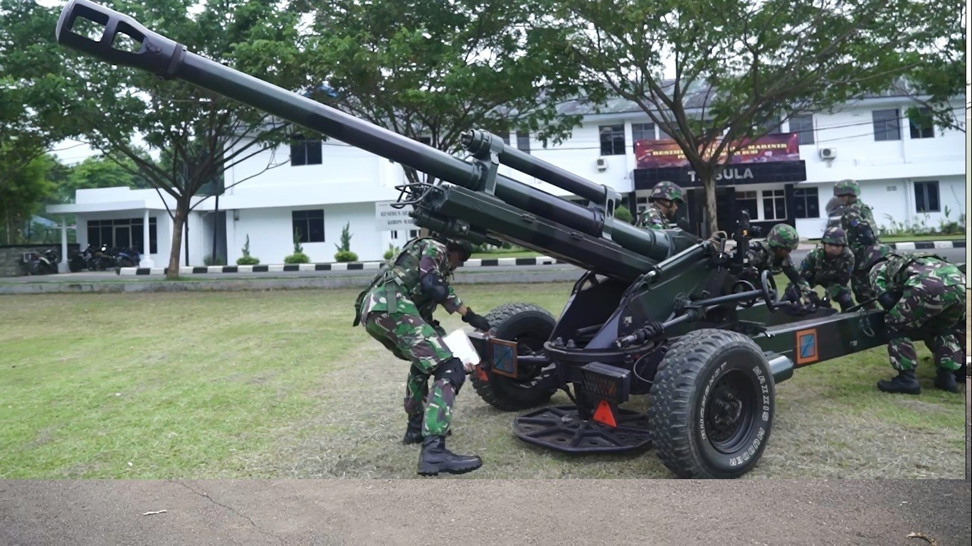 DEFENSE STUDIES: Yonarmed 11/76 Kostrad - Magelang, akan Beralih ke Howitzer 105/LG1