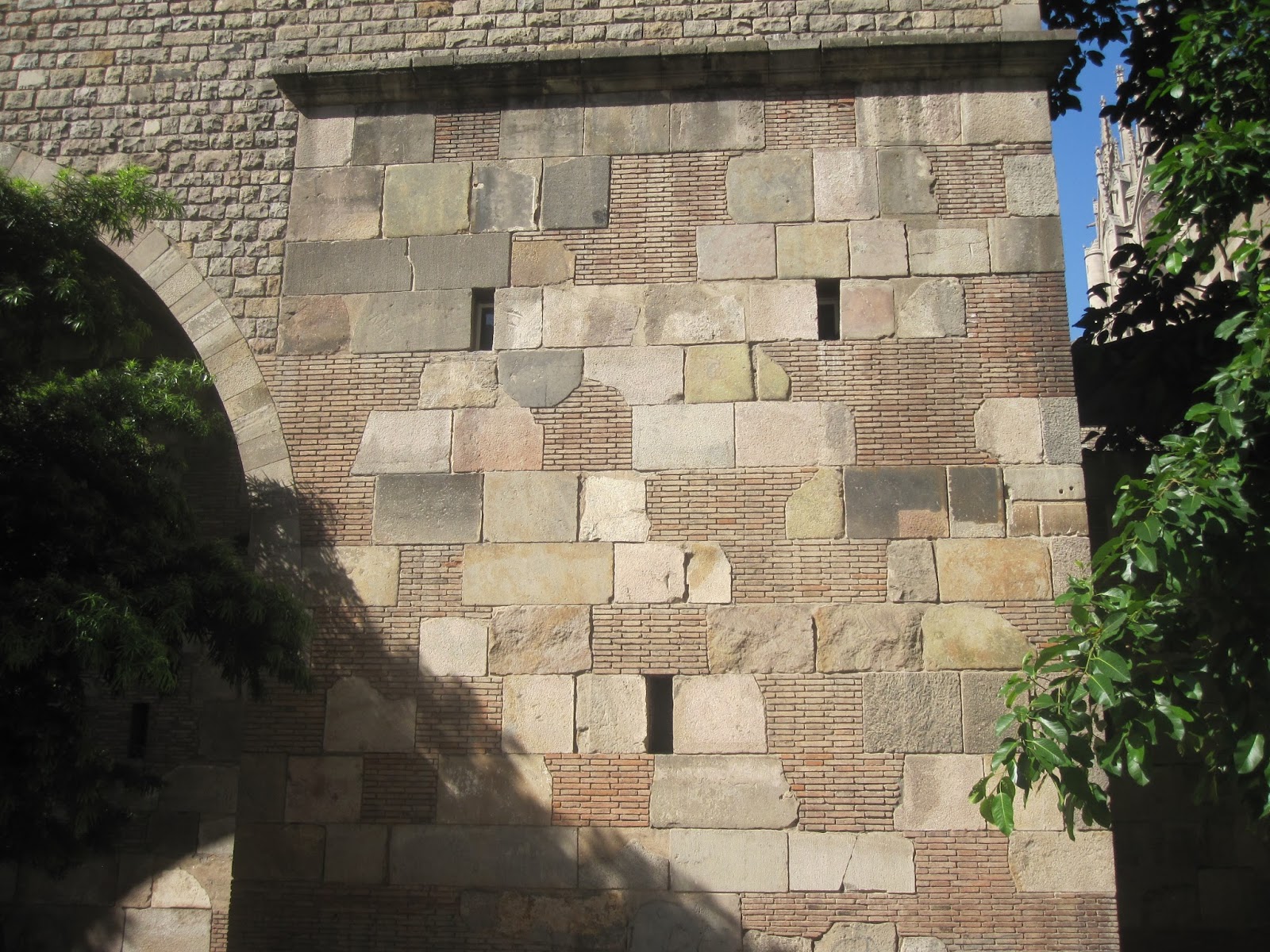 Tot Barcelona: Una aspillera horizontal en Barcelona