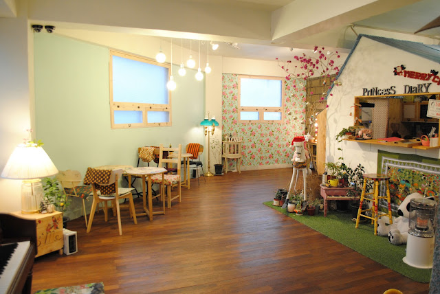 Falling In Light: Princess Diary Cafe