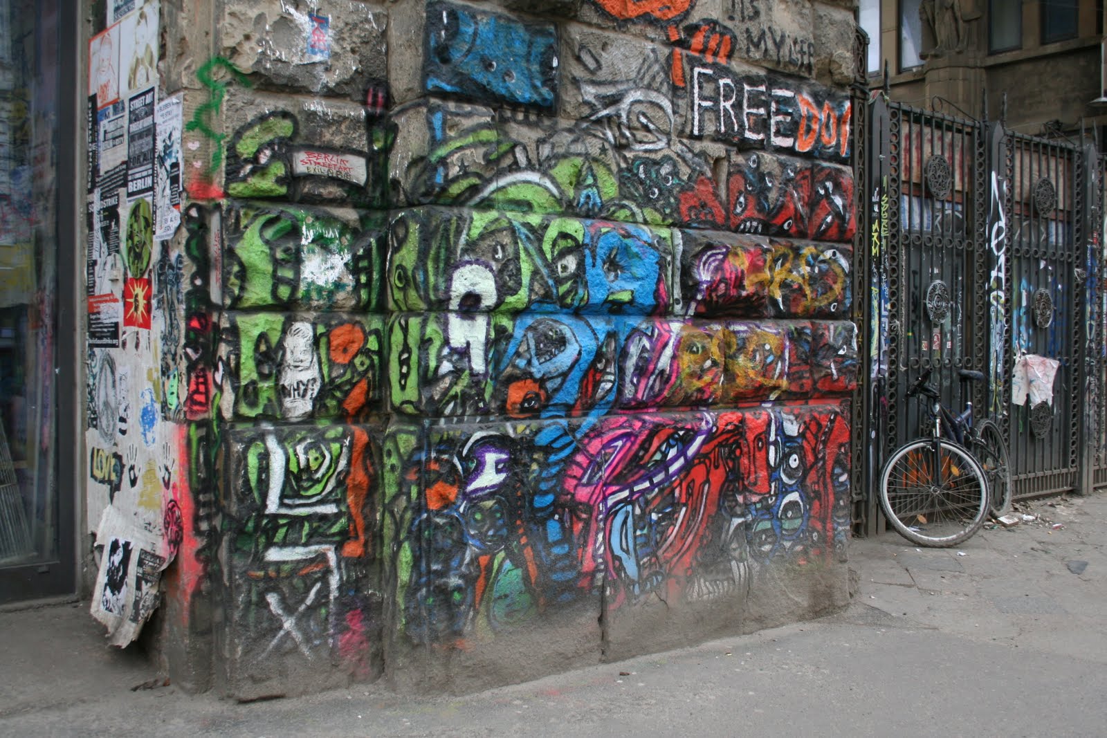 Ickietoriaa: German graffitti.. 'cuz its obviously different to English ...