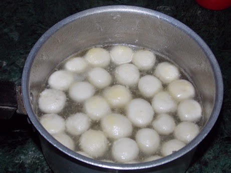 Prachi's veg kitchen: Tri-Color Mini Rasgulla | Independence Day Special