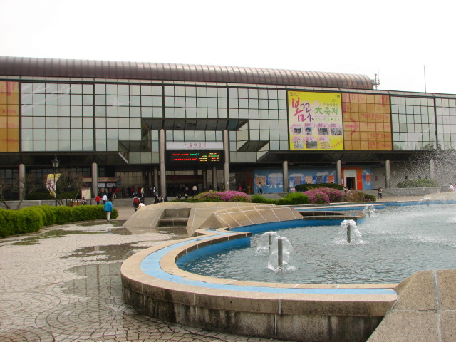 The Amazing Adventures of Carly And Korea: Sunday promenade