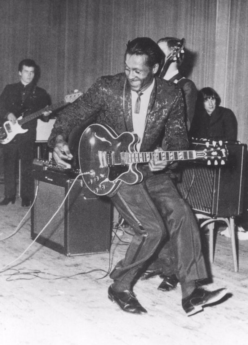 20 Interesting Photographs of Chuck Berry Shows Off His Legendary Duck ...