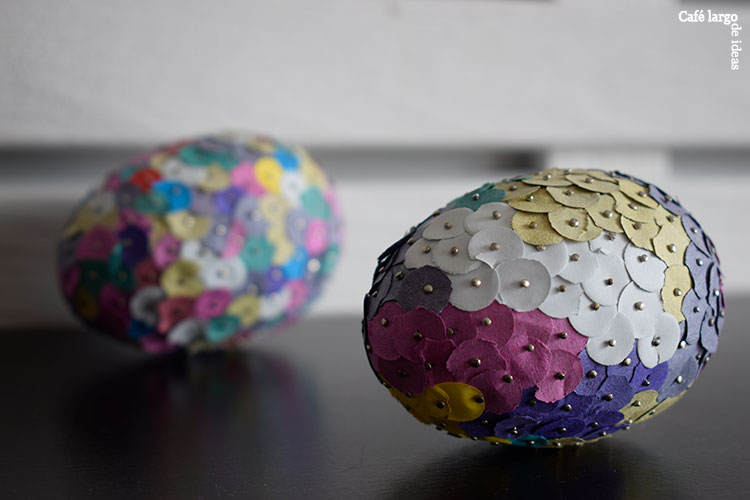 Huevos de Pascua de poliespán decorados con confetti | Café largo de ...