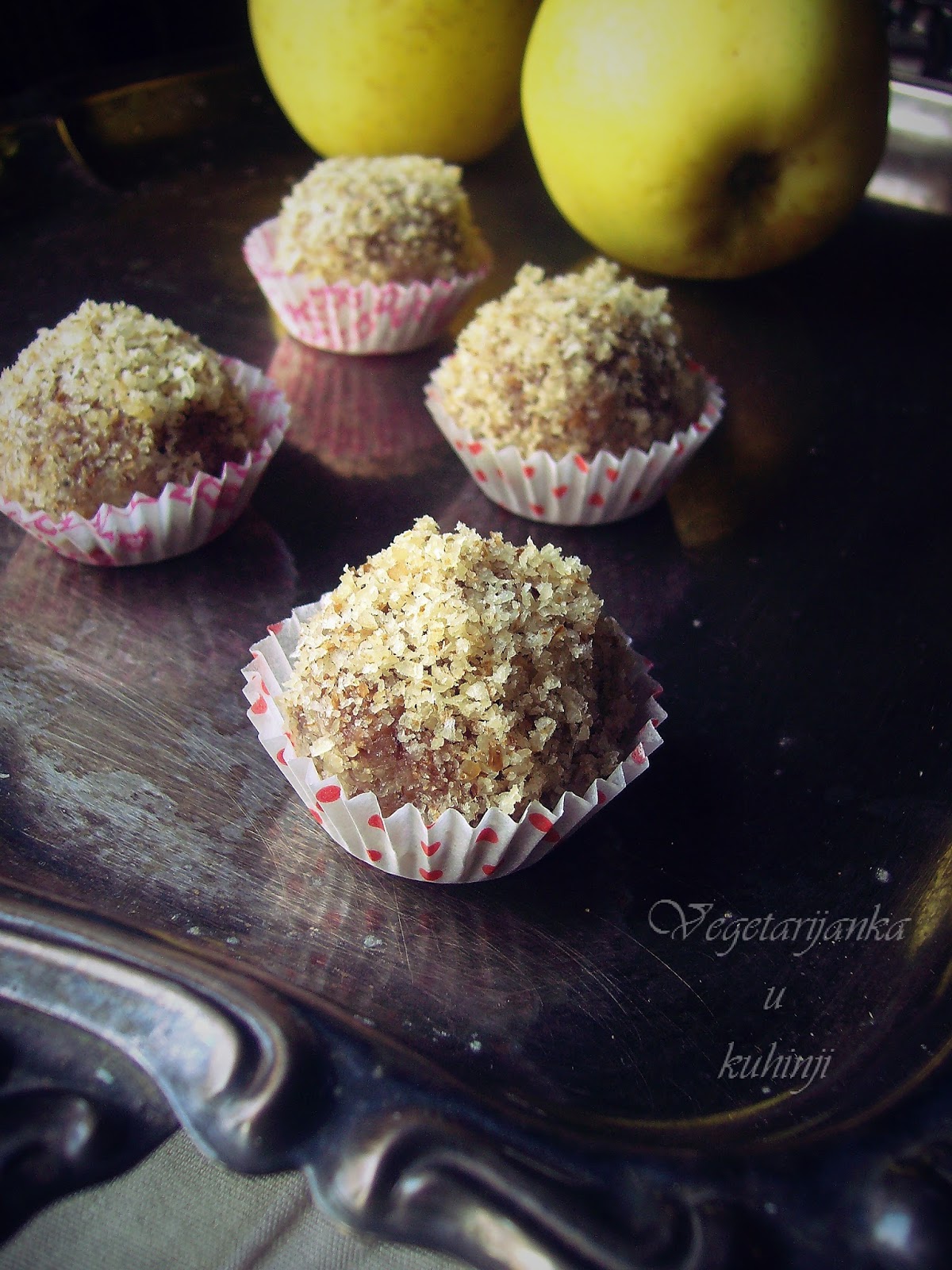 Posne bombice sa jabukama, orasima i čokoladom