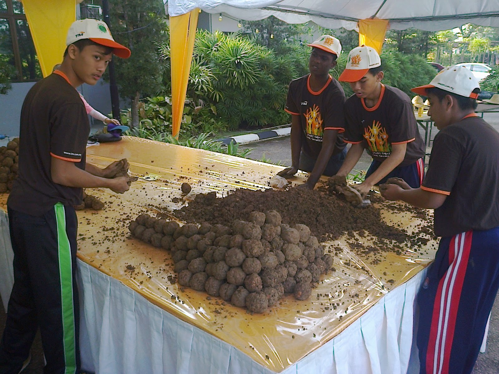 LESTARI SMK TAMAN DAYA 2 : Pertandingan EM Mudball sempena 'Hari Bapa ...