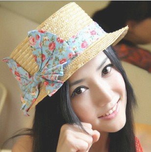 Cute girls with caps :display pics | Awesome dp