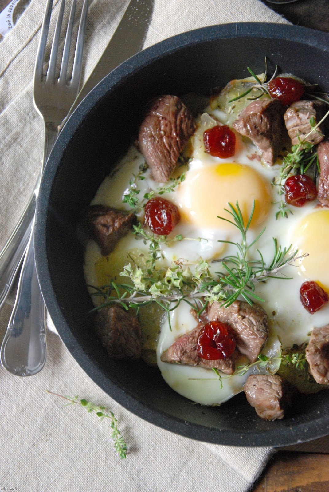 Huevos fritos con patatas y dados de filete salteados. — Chez Silvia