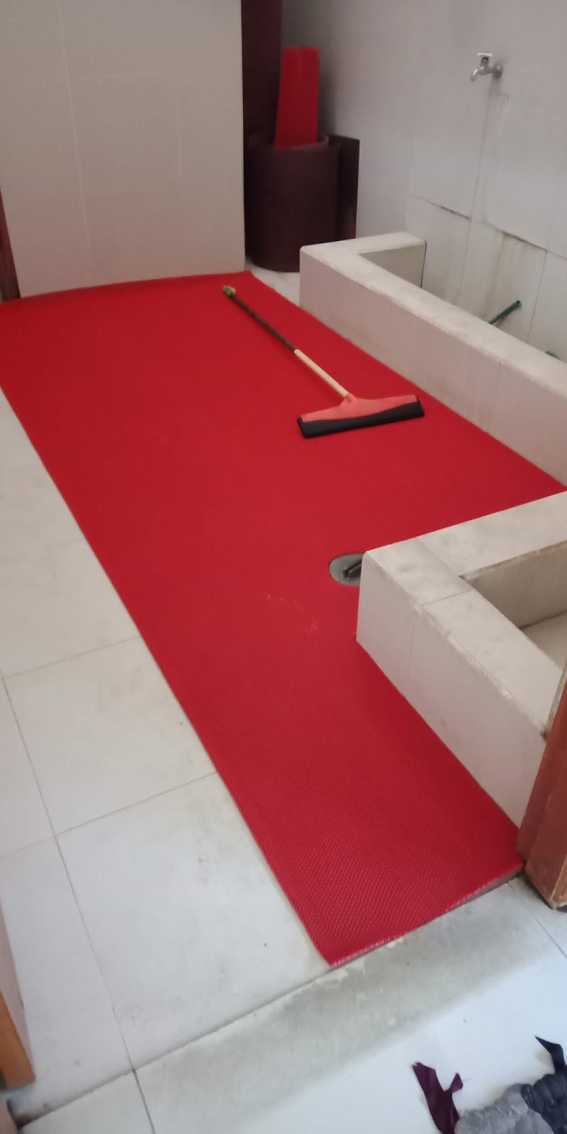 Distributor karpet anti slip tempat wudhu, karpet toilet, karpet kolam ...
