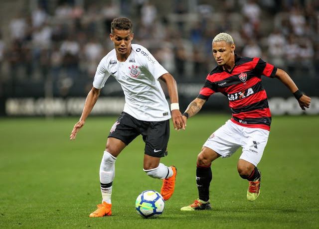 Corinthians tem quatro pendurados contra o Vitória