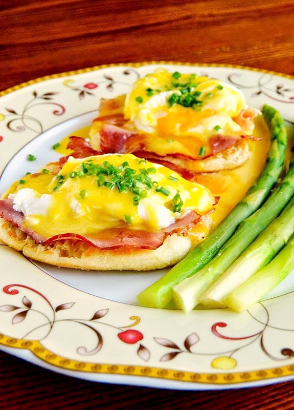 Su šaukštu Aplink Pasaulį Eggs Benedict Benedikto Kiaušiniai