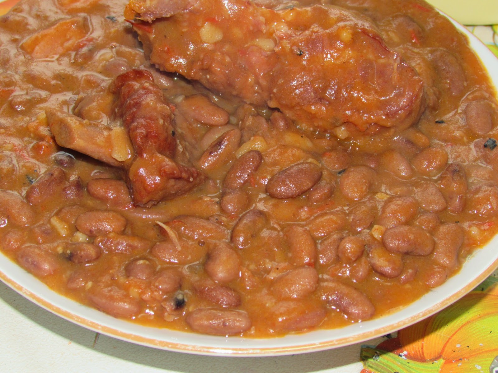 Bucataria tuturor: Bab gulas Fasole cu afumatura.