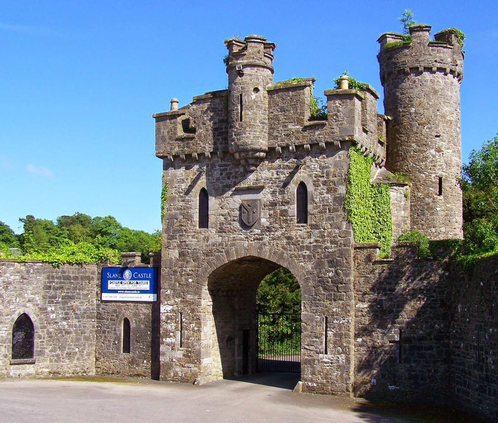 Irish Heraldry: Heraldry at Slane Castle (Mount Charles)