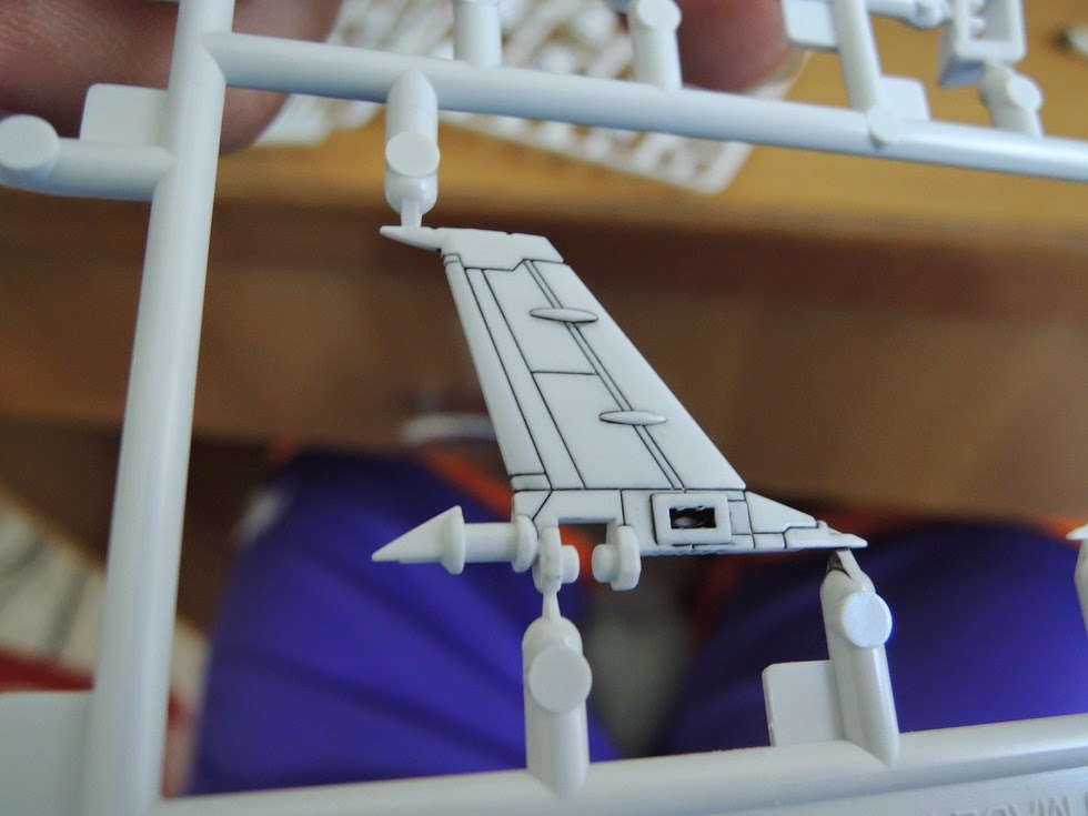 ZEON HOBBY: Gundam model kit - Panel lining with acrylic paint