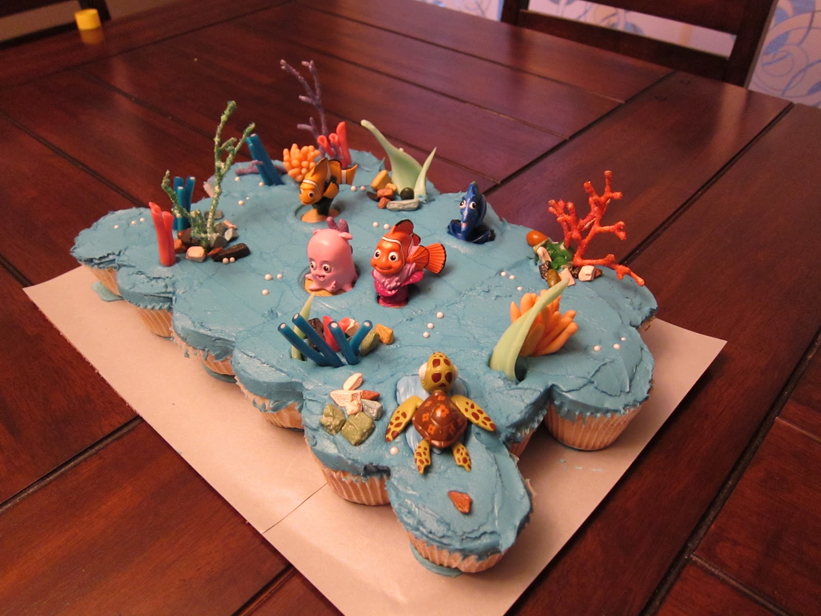 "A balanced diet is a cookie in each hand...": Finding Nemo Cupcake ...