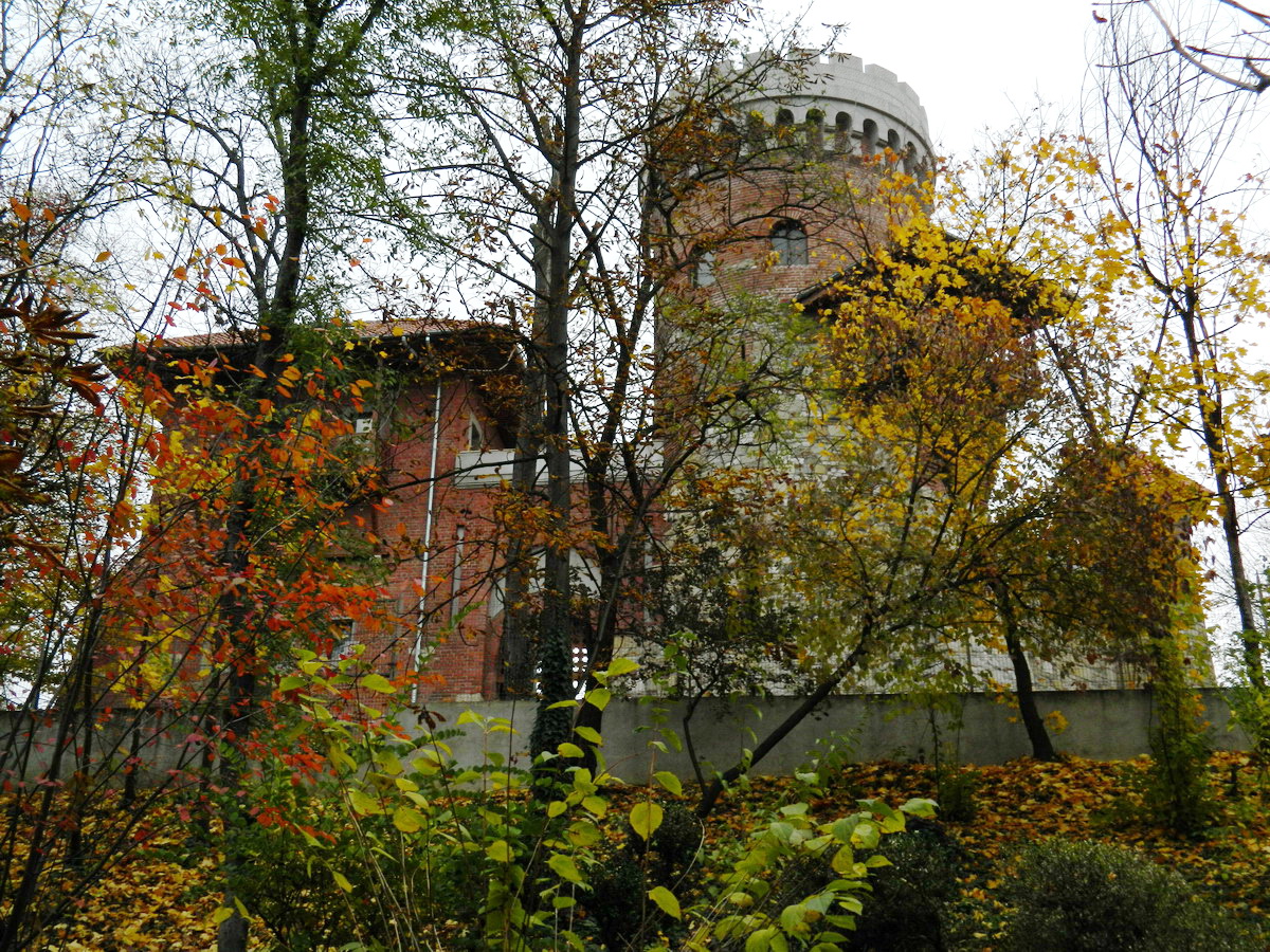 LA MULTI ANI, ROMANIA!: Castelul lui Vlad Tepes printre frunzele colorate