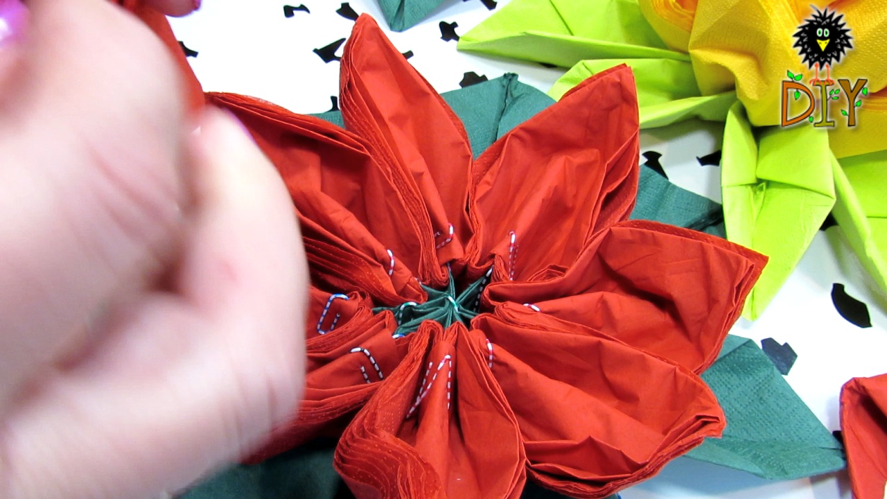 I Know How To...: Lotus Of Napkins - Beautiful Table Setting