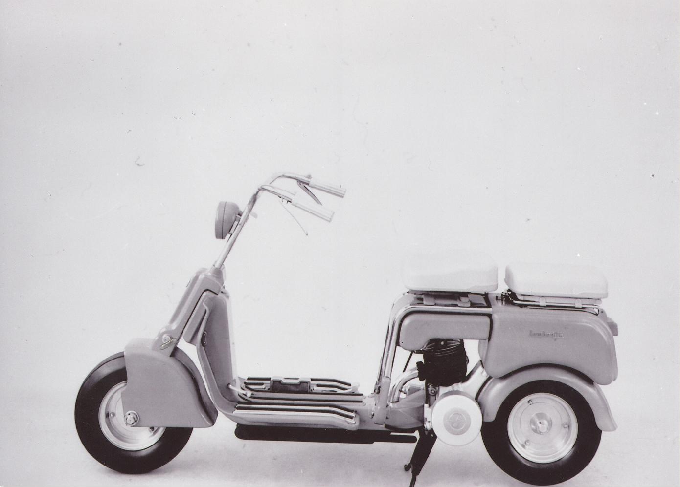 Adriano Salvi : MONDOVI' (Cn:) Mostra "1947-2017: 70 anni di Lambretta ...