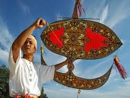 The Art of Malay Kites: HOW TO PLAY WAU...