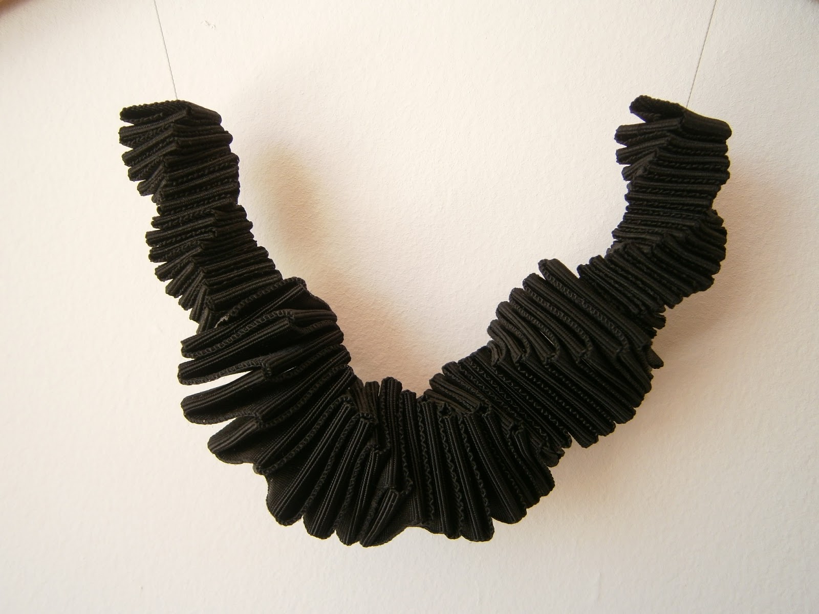 Mlle.Brico: DIY | Accordion Ribbon Necklace