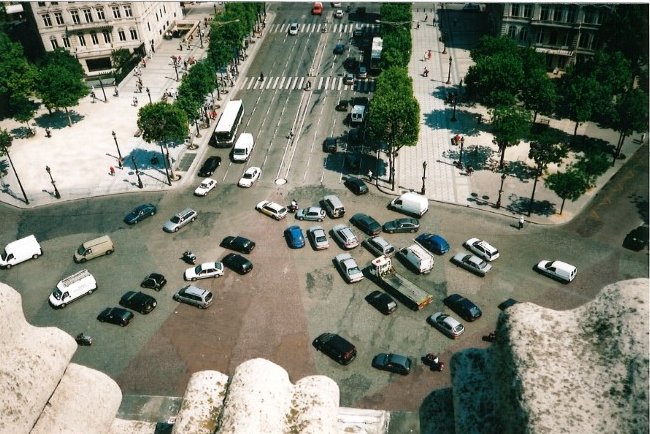 Kolmenimemees: Roosa Pariis, viimane rahukevad, VI. Triumfikaar ja ...