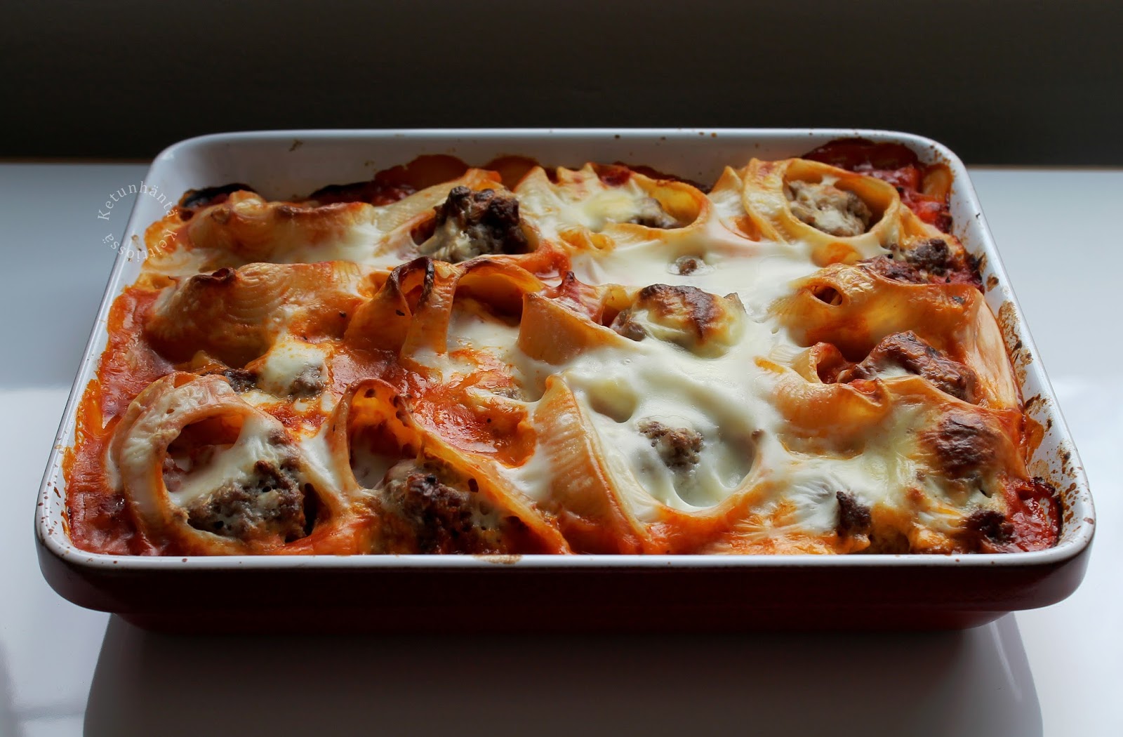 Meatball Stuffed Shells - Lihapullapasta