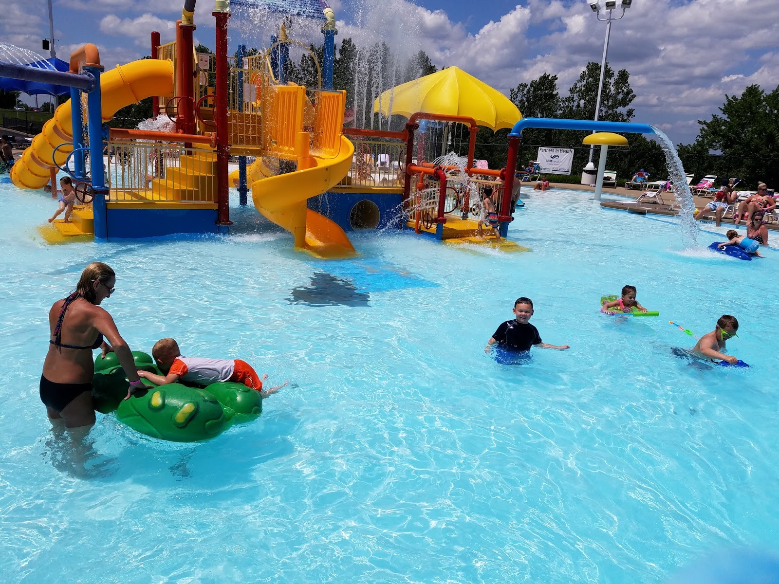 Play St. Louis: RiverChase YMCA of Fenton Outdoor Pool, Fenton