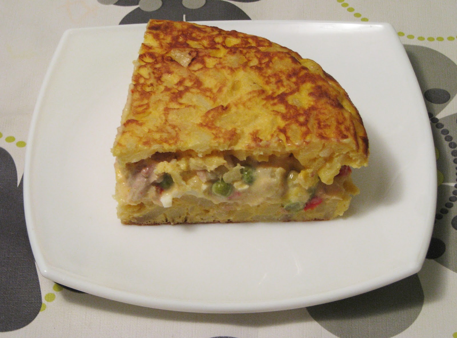 Recetas para cocinillas: Tortilla rellena de ensaladilla rusa